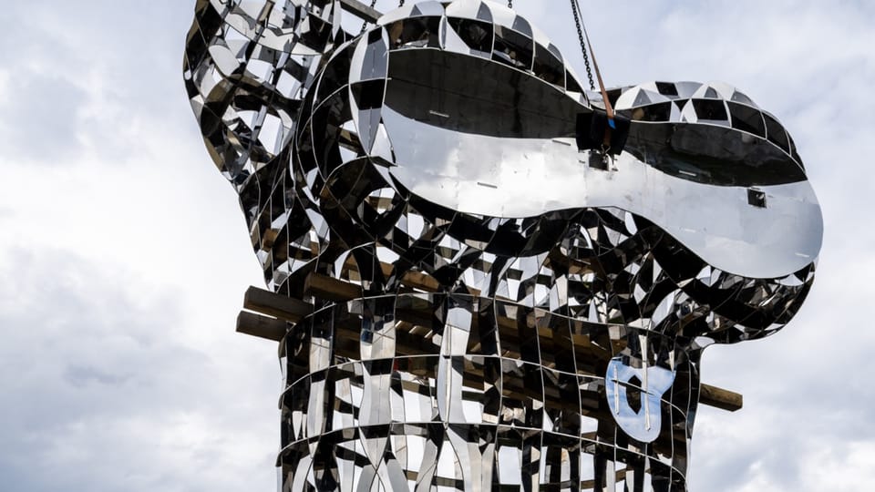 Lilith stützt das „Fragment“: Skulptur von David Černý ziert neues ...
